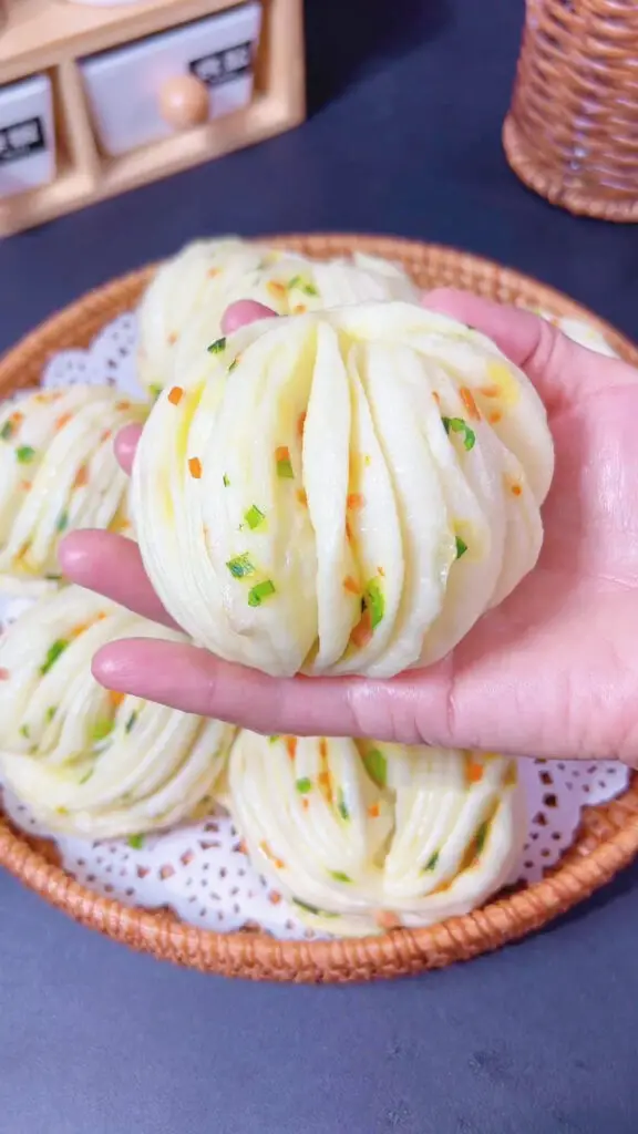 Hua Juan (Chinese Flower Rolls Or Scallion Roll) - Kitchen (Mis)Adventures
