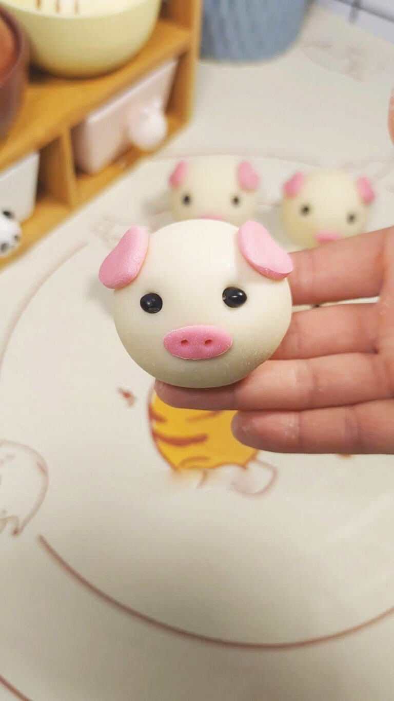 Steamed Piggy Buns With Custard Filling - Kitchen (Mis)Adventures