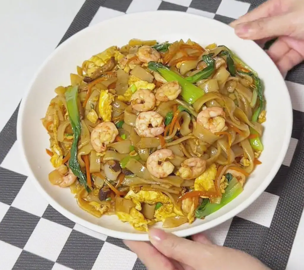 Shrimp Chow Fun Recipe - Kitchen (Mis)Adventures