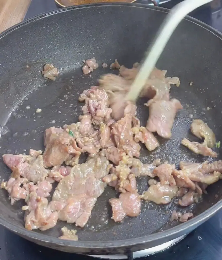 Beef Wet Chow Fun With Gravy - Kitchen (Mis)Adventures