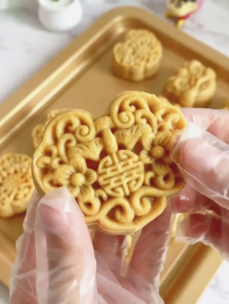 Mooncakes With Egg Yolk And Lotus Paste - Kitchen (Mis)Adventures